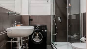 Condo luxo, 1 quarto, cozinha | Banheiro | Chuveiro, chuveiro com efeito de chuva, produtos de toalete grátis
