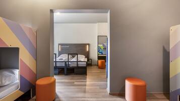 Escrivaninha, cortinas blackout, Wi-Fi de cortesia, roupa de cama