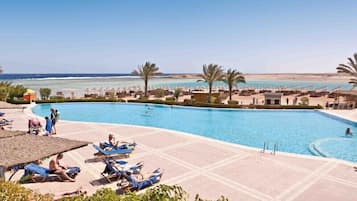 Terraço com espreguiçadeiras