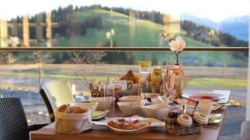 Café da manhã com buffet grátis todos os dias