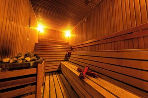 Uma sauna com bancos de madeira e uma pilha de pedras.