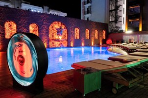 Piscina com uma instalação artística única que apresenta uma grande roda.