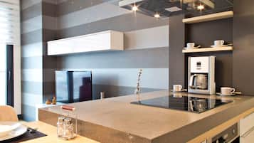 Suite Familiar, 1 quarto | Cozinha privada | Um frigorífico, um micro-ondas, uma máquina de lavar louça