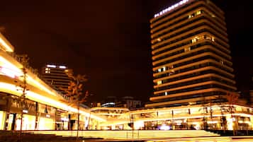 Um hotel moderno com vários andares e uma entrada imponente.