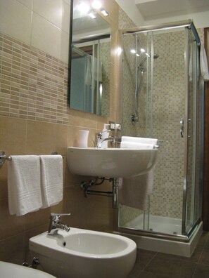 Quarto Duplo Standard | Casa de banho | Um polibã, um secador de cabelo, um bidé, toalhas fornecidas