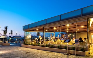 Café da manhã, almoço e jantar; culinária internacional 