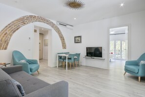 Apartamento, 4 quartos, varanda, Vista para a cidade | Sala | Televisor de ecrã plano de 42 polegadas com canais via satélite 