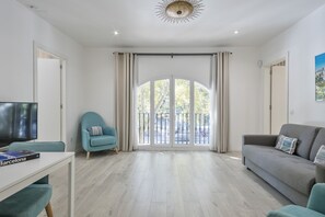 Apartamento, 4 quartos, varanda, Vista para a cidade | Sala | Televisor de ecrã plano de 42 polegadas com canais via satélite 