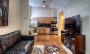 Suite, 2 camas queen-size | Sala de estar | TV de ecrã plano, Netflix, serviços de streaming