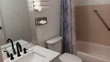 Quarto Duplo Standard para 1 Pessoa, 2 camas queen-size | Casa de banho | Um secador de cabelo (mediante pedido)