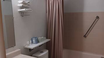 Quarto casal standard de uso individual, 2 camas Queen | Banheiro | Secador de cabelo (mediante solicitação)