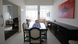 Apartamento, 2 quartos, vista para o mar | Sala de estar