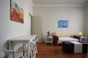 Apartamento, 1 quarto | Sala de estar | TV de ecrã plano, leitor de DVD
