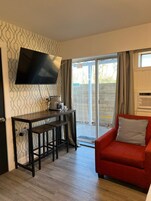 King Studio Suite | Sala de estar | Smart TV de 50 polegadas com canais por cabo, televisor 