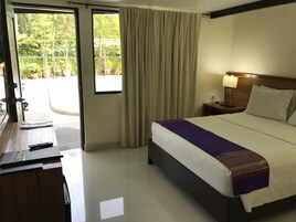 Quarto luxo, ao lado da piscina | Cofres nos quartos, Wi-Fi de cortesia, roupa de cama