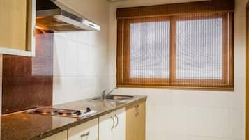 Quarto Standard, 1 cama de casal | Cozinha privada | Um frigorífico, um micro-ondas, uma placa de cozinha