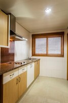 Quarto standard, 1 cama de casal | Cozinha privada | Geladeira, micro-ondas, cooktop, cafeteira/chaleira