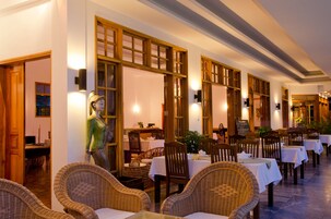 Serviço de café da manhã, almoço, jantar; vistas para a praia