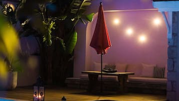 Piscina exterior, guarda-sóis, espreguiçadeiras