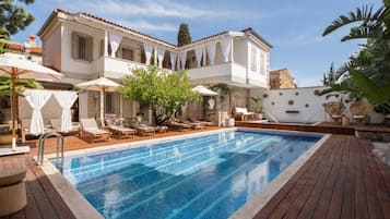 Piscina exterior, guarda-sóis, espreguiçadeiras