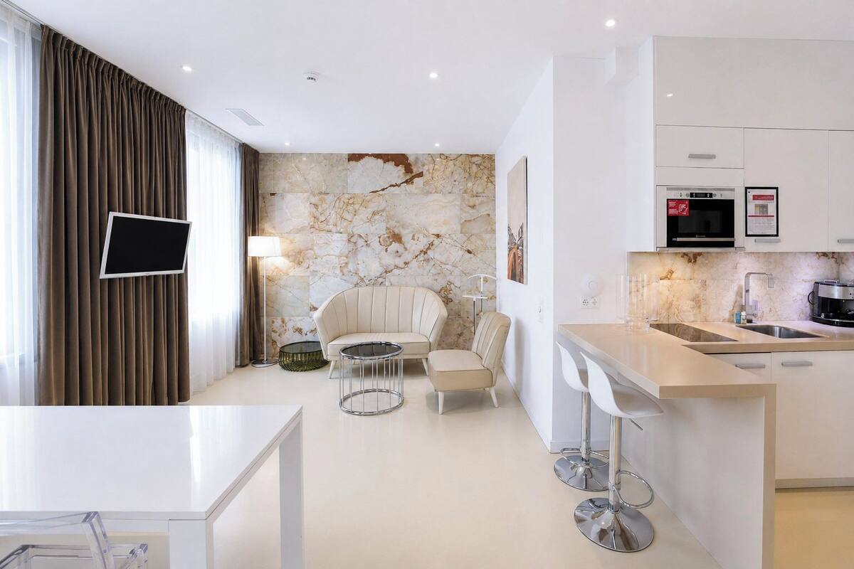 One Bedroom Senior, Kitchenette | Ferro/tábua de engomar, Wi-fi grátis, roupa de cama fornecida