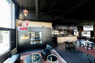 Servem pequenos-almoços, almoços, jantares e brunches (fins de semana)