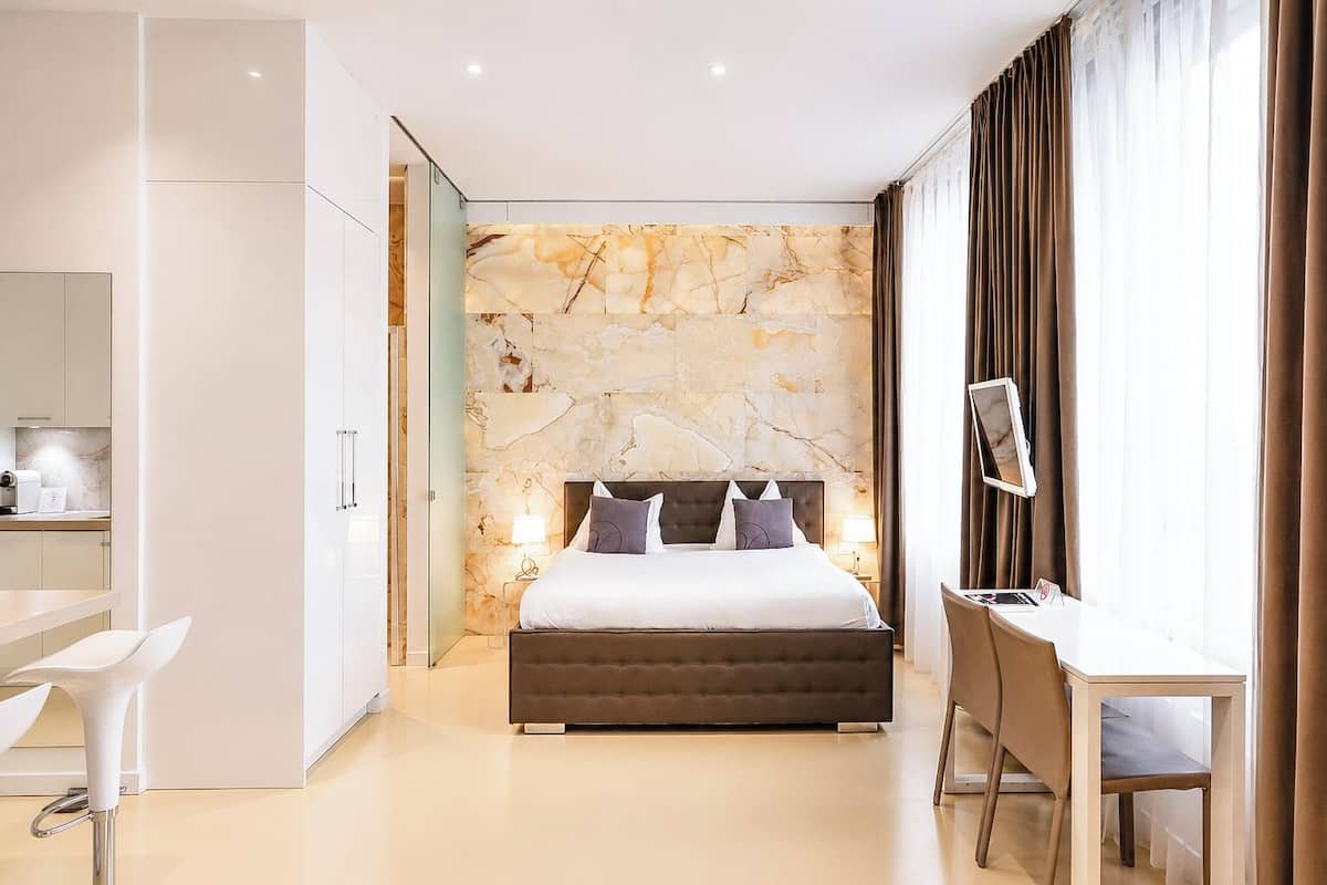 Grand Apartment, Kitchenette - Posh Living | Ferro/tábua de engomar, Wi-fi grátis, roupa de cama fornecida