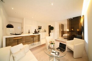 Secretária, secretária adequada para computadores portáteis 