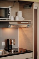 Estúdio, Vista para a cidade | Kitchenette privada | Utensílios de cozinha 