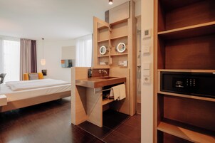 Roupa hipoalergénica, cofre no quarto, secretária