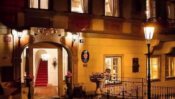 Fachada do alojamento (tarde/noite)