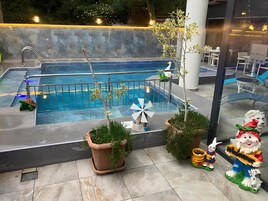 Piscina externa sazonal, funciona das 9h às 22h, espreguiçadeiras
