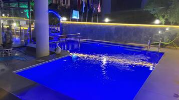 Piscina externa sazonal, funciona das 9h às 22h, espreguiçadeiras