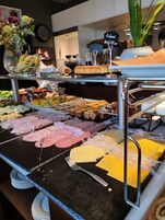 Pequeno-almoço preparado no momento diário mediante uma taxa 