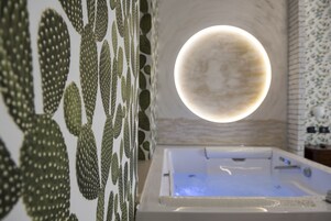 Suíte conforto, 2 quartos, banheira de hidromassagem | Roupas de cama premium, frigobar, cofres nos quartos, escrivaninha