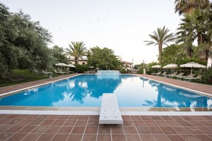 Piscina externa sazonal, guarda-sóis, espreguiçadeiras