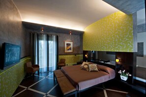 Suite Júnior, banheira de hidromassagem | Roupa de alta qualidade, minibar, cofre com capacidade para portátil 