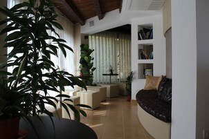 Área de estar no saguão