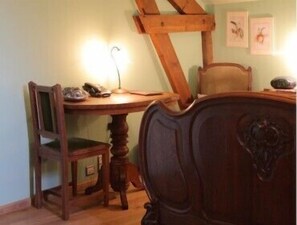 Edredões de penas, minibar, secretária, Wi-fi grátis 