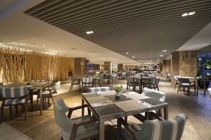 Pequenos-almoços, almoços, jantares servidos, com vista para a piscina 