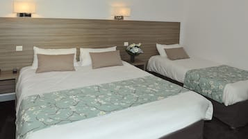 Quarto Triplo | Cofre no quarto, secretária, quartos insonorizados