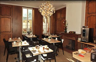 Pequeno-almoço tipo buffet diário (14 EUR por pessoa) 