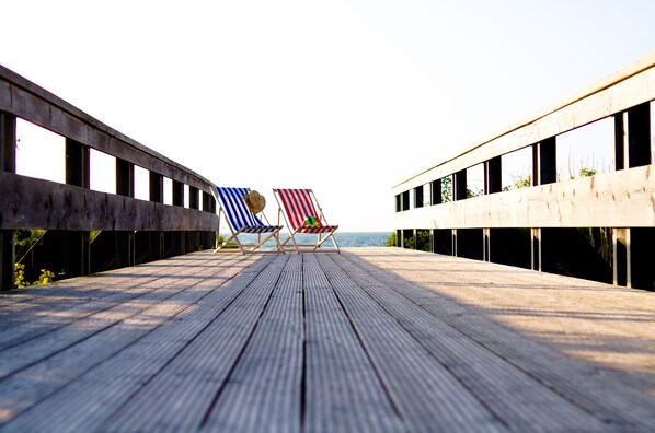 Na praia, espreguiçadeiras, pesca 