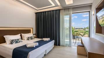 Quarto casal superior, vista parcial para o mar | Quartos à prova de som, camas extras/dobráveis (sobretaxa)