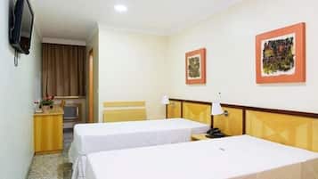 Quarto duplo standard, 2 camas de solteiro | Frigobar, cofres nos quartos, escrivaninha, cortinas blackout
