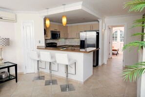 Apartamento, 2 quartos | Cozinha privada | Um frigorífico/congelador grande, um micro-ondas, um forno 