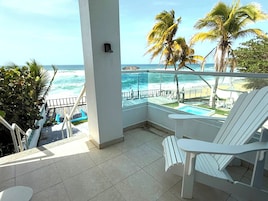 VA 201 Deluxe Views of the Atlantic, Family Suite / Kitchen / 1 Full Size  Bed and 2 Twin/Twin Bunk | Sala de estar | TV de ecrã plano 
