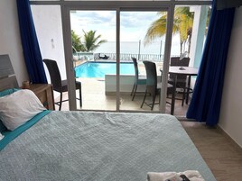 VA 102a Junior Ocean View Suite, 1 Full/Twin Size Bunk Bed, Ocean Front  Property | Cortinas/cortinados opacos, Wi-fi grátis, roupa de cama fornecida 