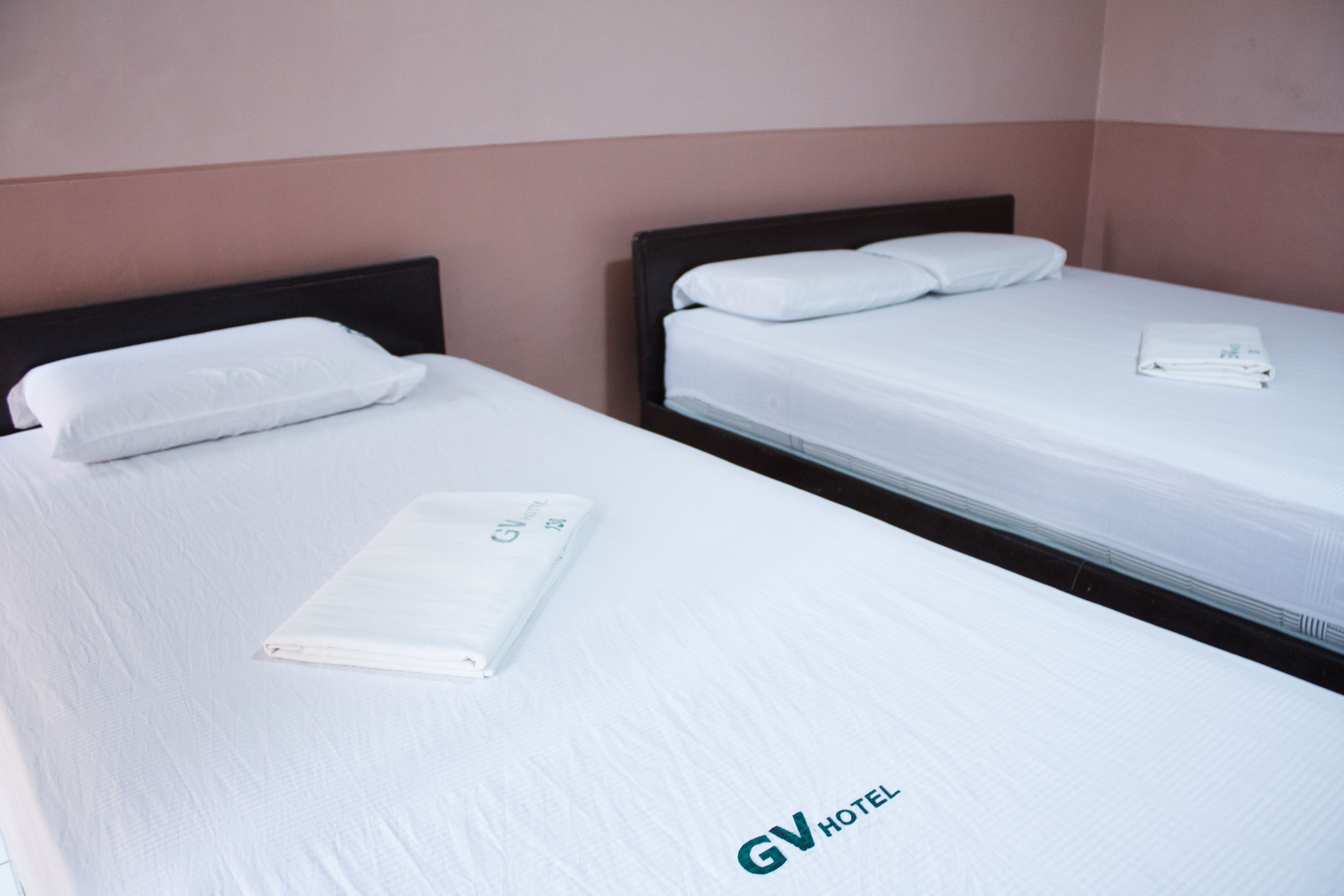 Quarto triplo standard | Escrivaninha, camas extras/dobráveis (sobretaxa), Wi-Fi de cortesia