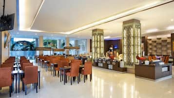 Café da manhã, almoço e jantar; culinária internacional